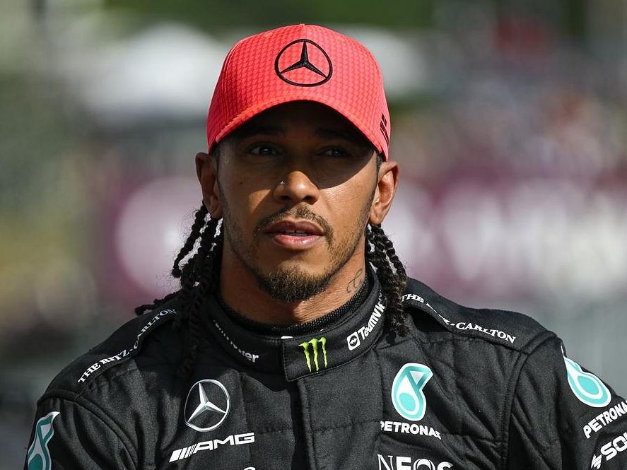 Hamilton po devatenácti měsících na pole position. Rozhodly tři ...