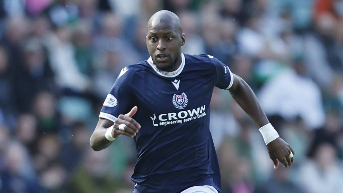 O přestávce utkání skotské ligy zkolaboval záložník Sylla z Dundee ...