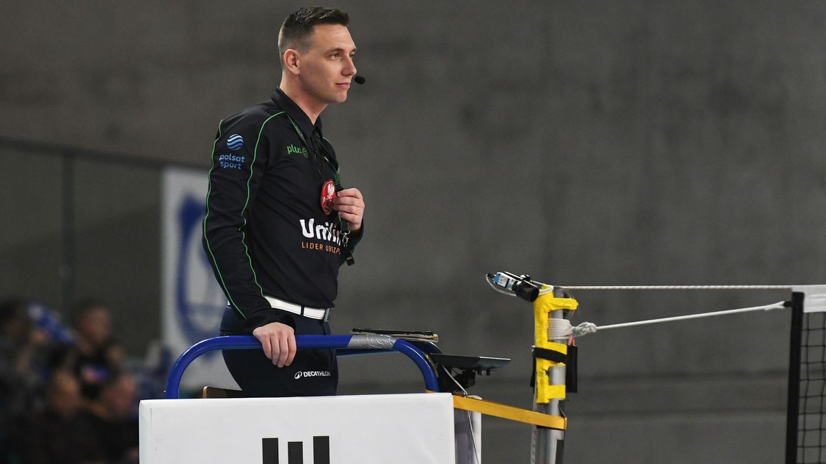 Nečekaný incident v Lize mistrů. Rozhodčí byl shozen z umpiru - Sport.cz