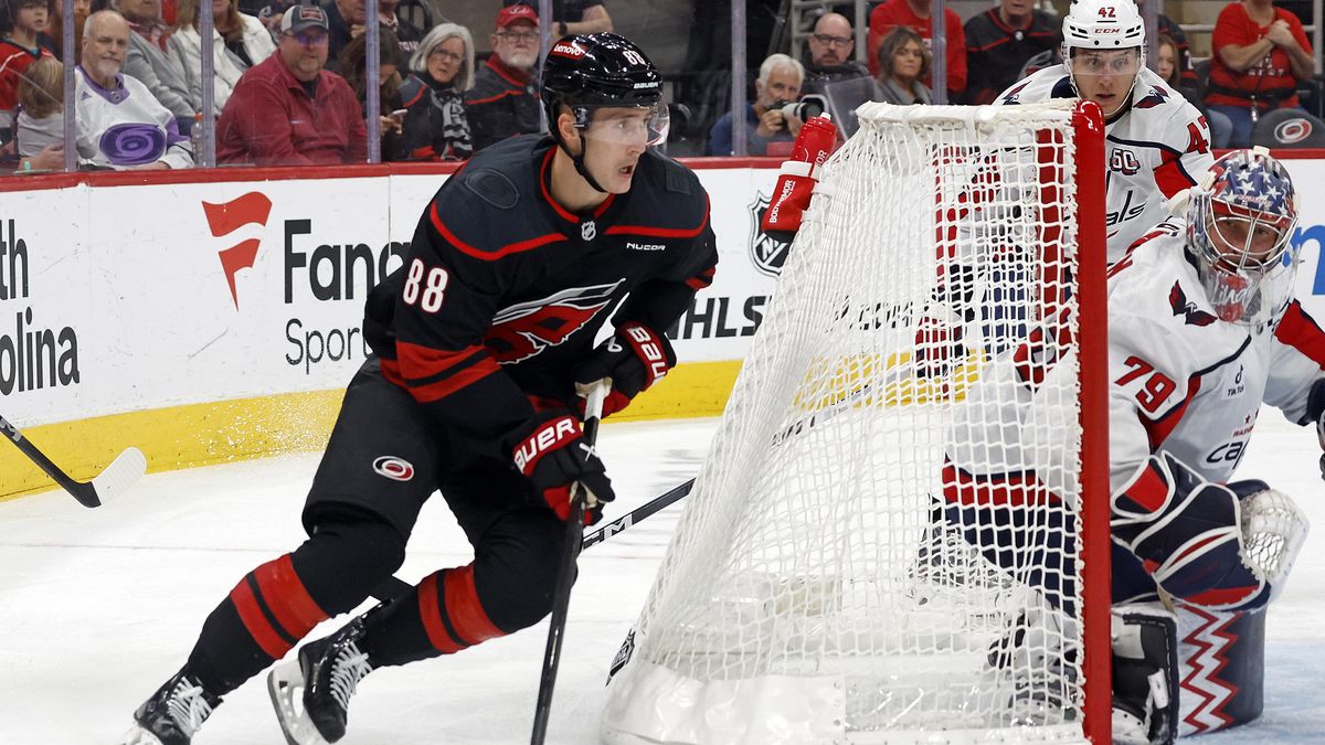 NHL | Číslo 88 je v ráži. Nečas dává Hurricanes křídla - Sport.cz