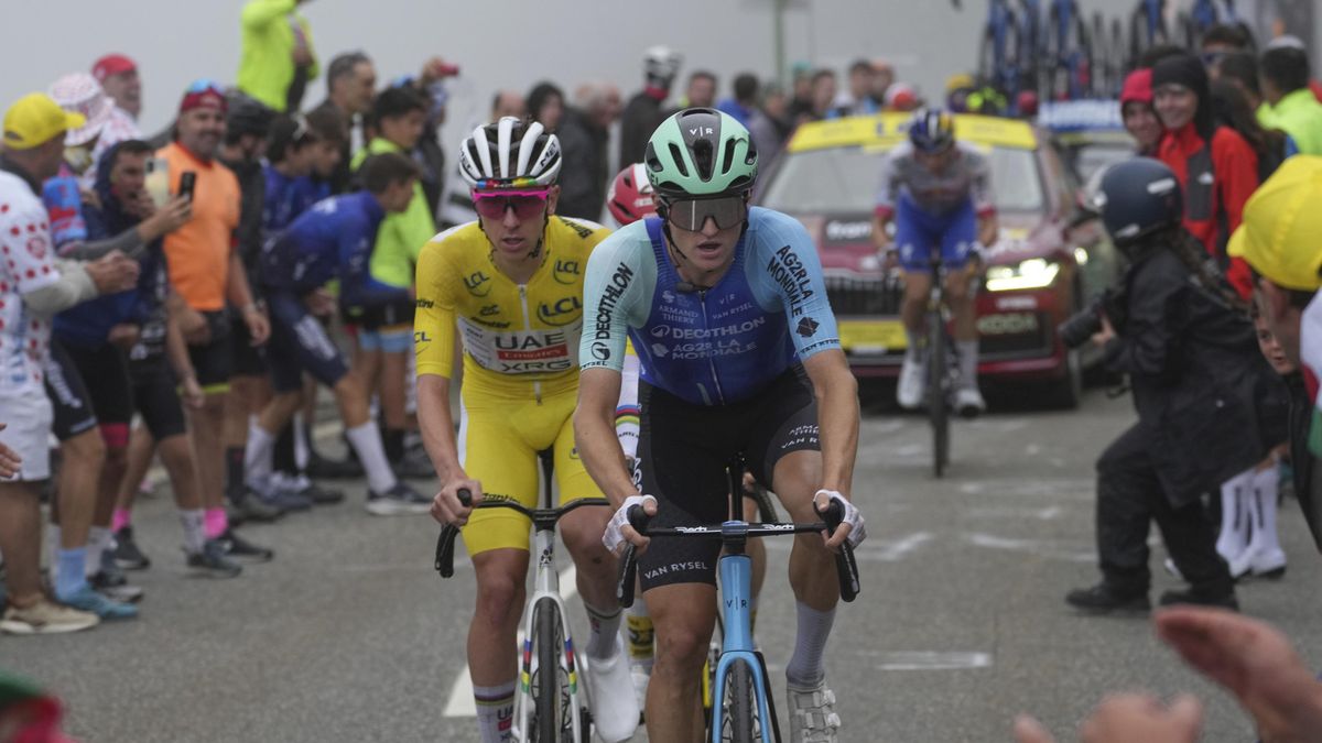 Auto Ineosu srazilo na Tour de France fanouška. Diváci nemají respekt ...