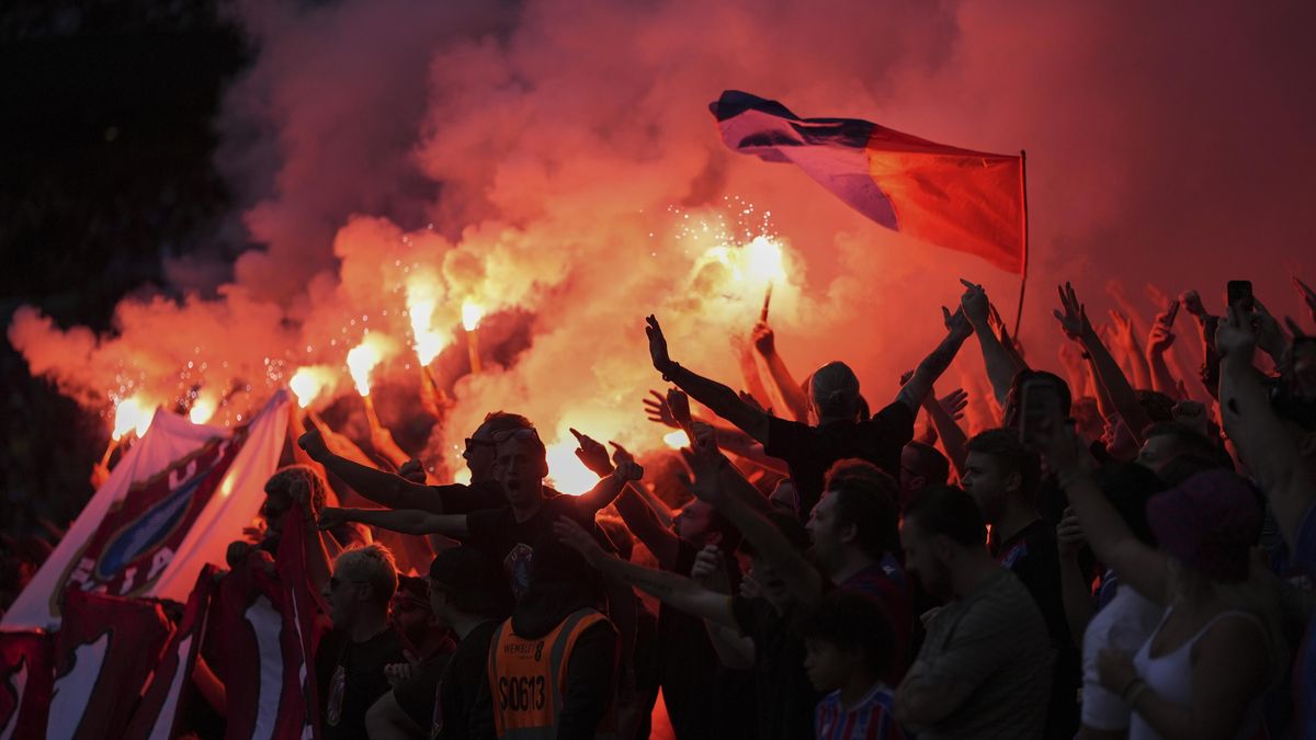 Diskuze - Vrazi od roku 1939. Skandální transparent na předkole ...