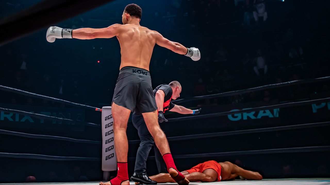 Kickboxerskou pyramidu organizace KO Warriors ovládl James Condé, když ...