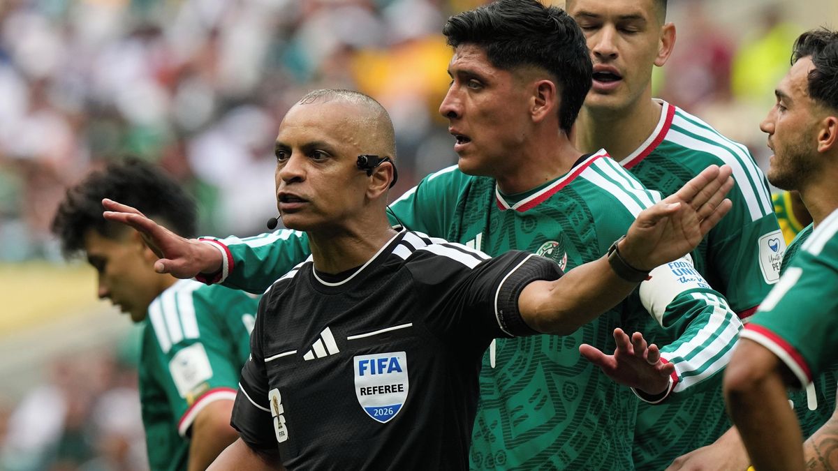 MS fotbal | Sudí chtěl vysvětlit červenou, místo toho přišla jazyková ...